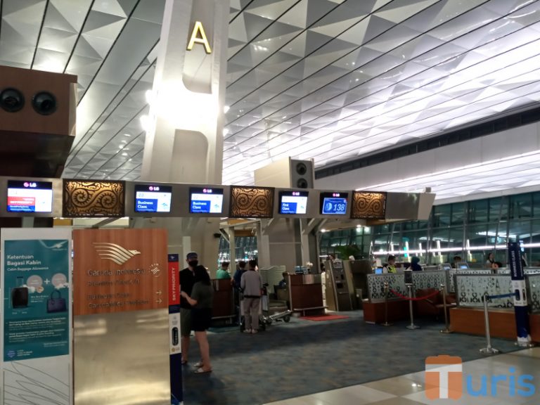 Konter Check-in untuk Penerbangan Domestik dan Internasional di Terminal 3 Soekarno-Hatta (CGK ...